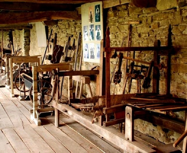 La chiesa fortificata di Darjiu, soprannominata "Il Forte del lardo ...