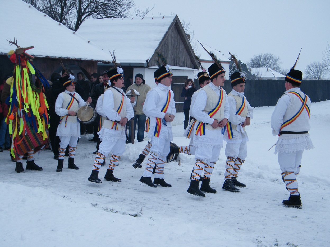 Călușul- amestec de credințe, farmece, mister și virtuozitate ...